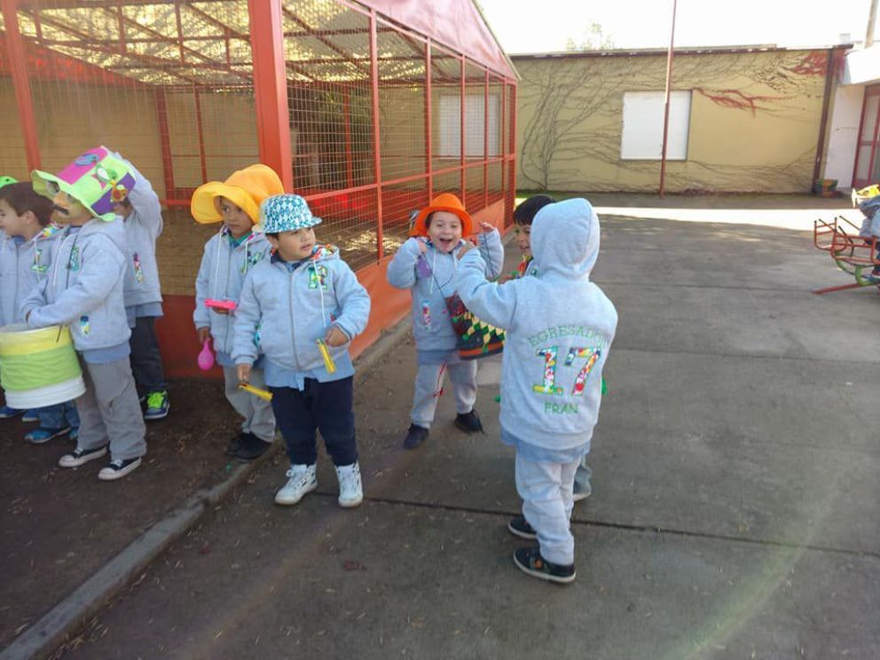 Jardineritos presentaron los Buzos de egresados | El Orden de Pringles